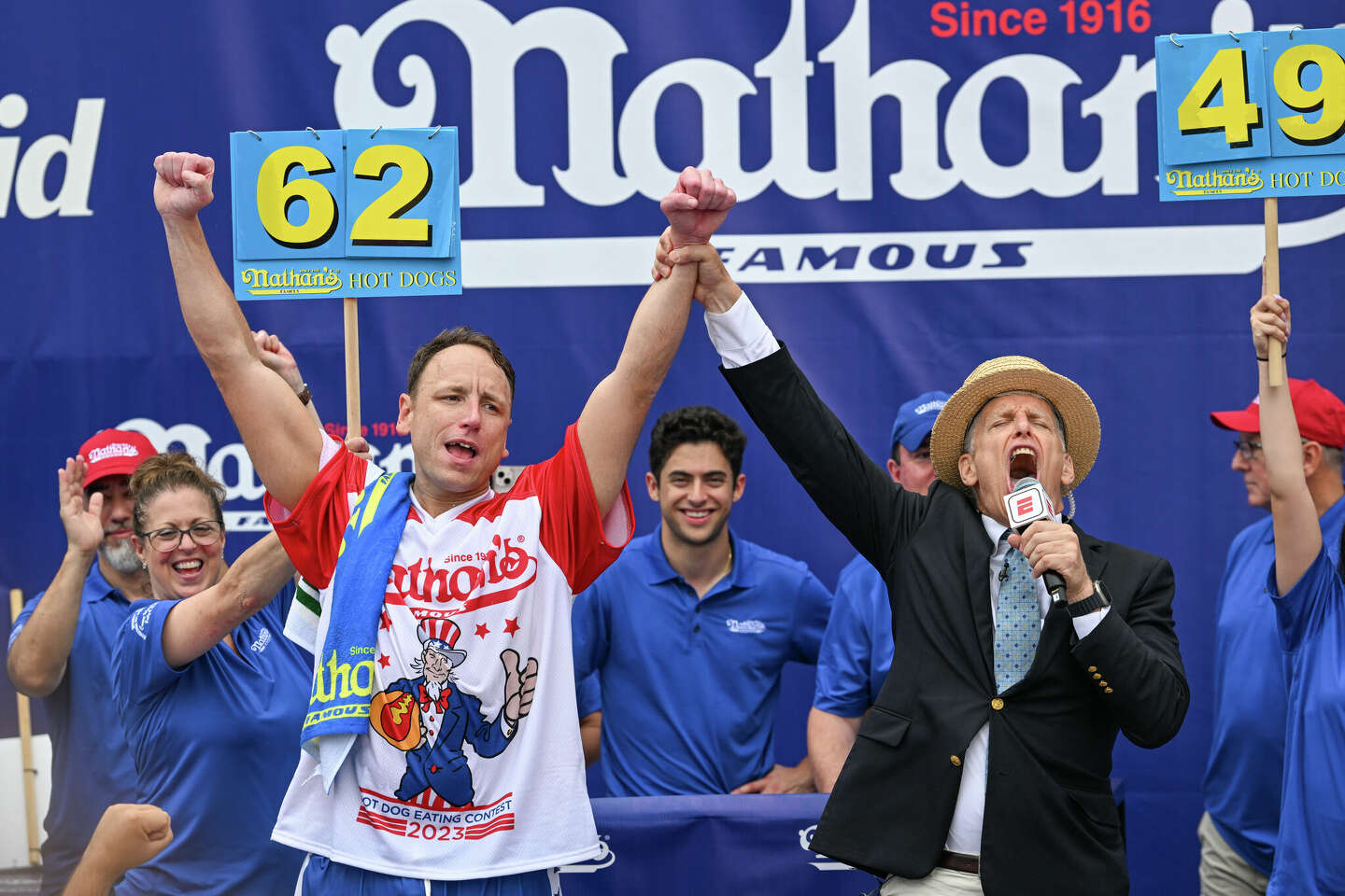 Joey Chestnut returning to Nathan's hot dog eating contest on July 4