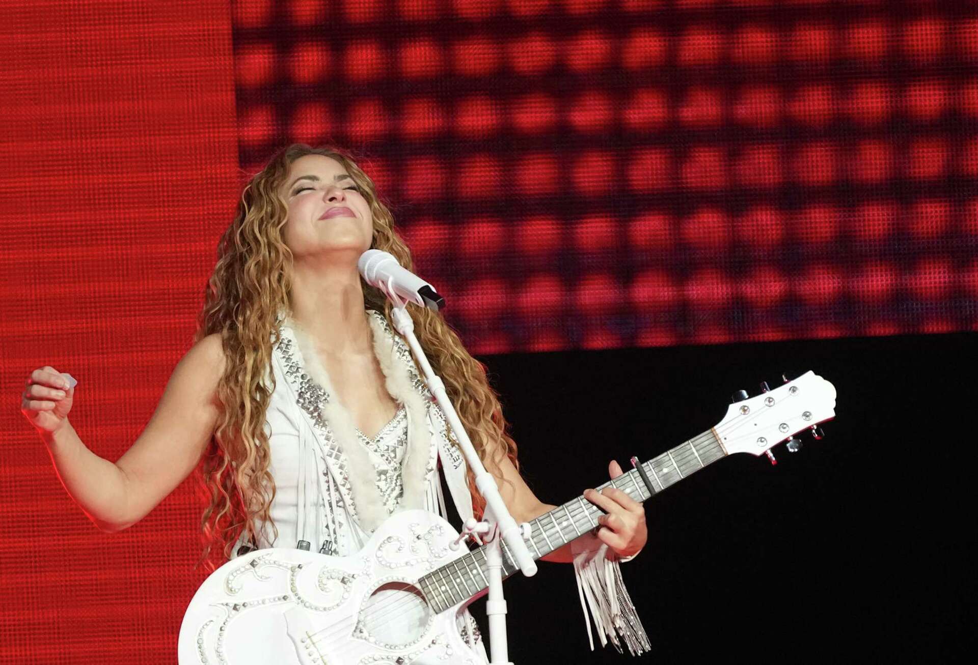 Concert review: Shakira triumphs at Houston show after tour setbacks