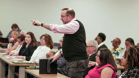 Kristin Tips 'has no business' running funeral commission: ad