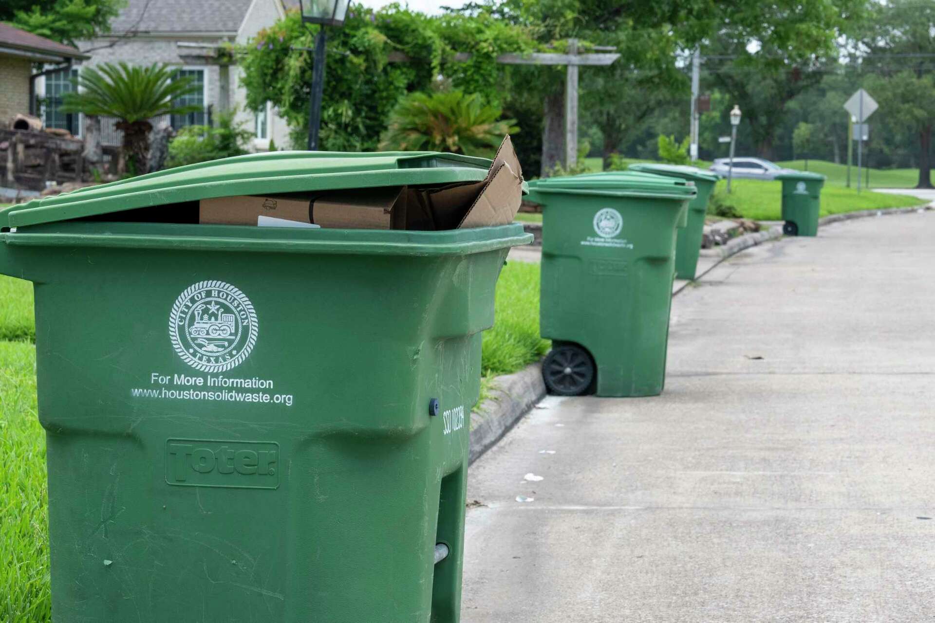 Houston blames aging fleet for weeks-long recycling delay