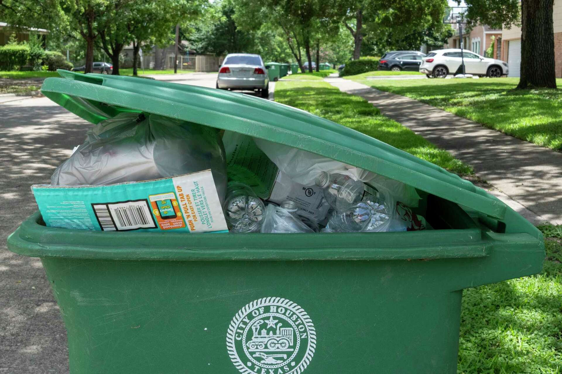 Houston blames aging fleet for weeks-long recycling delay