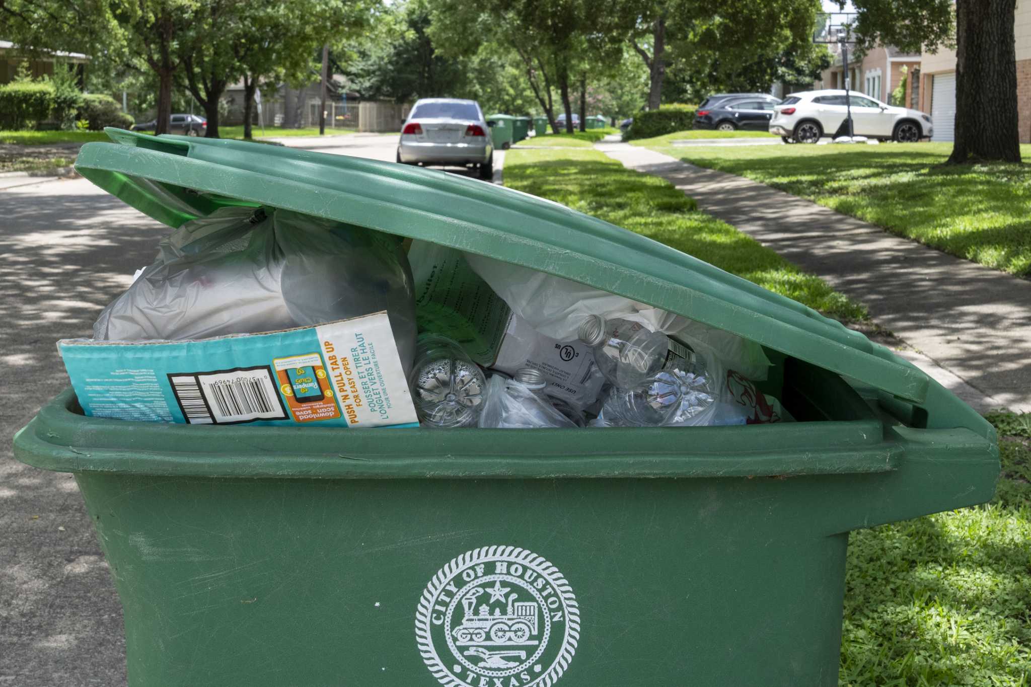 Houston blames aging fleet for weeks-long recycling delay