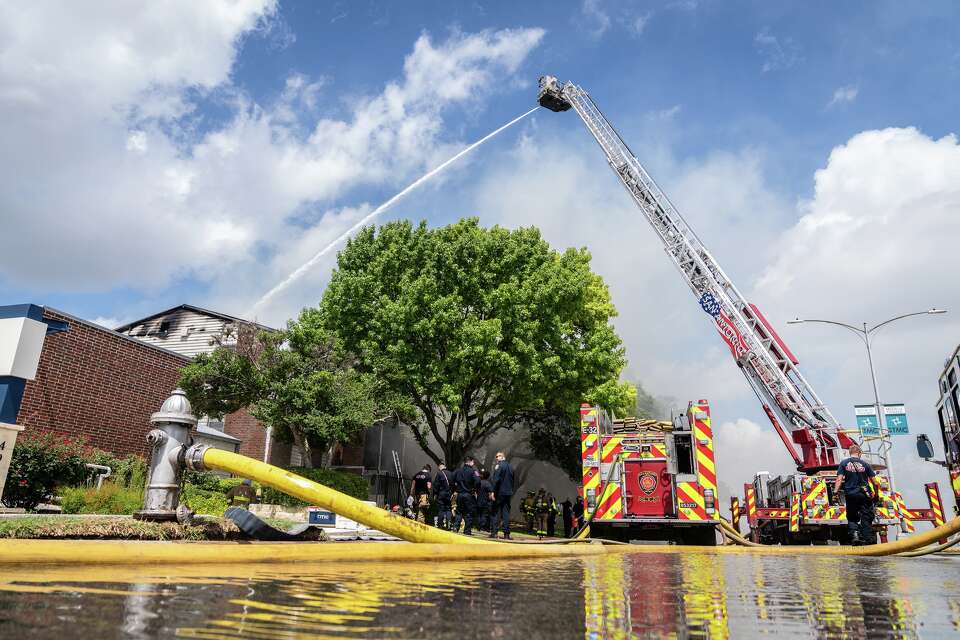 Massive San Antonio apartment fire leaves residents displaced