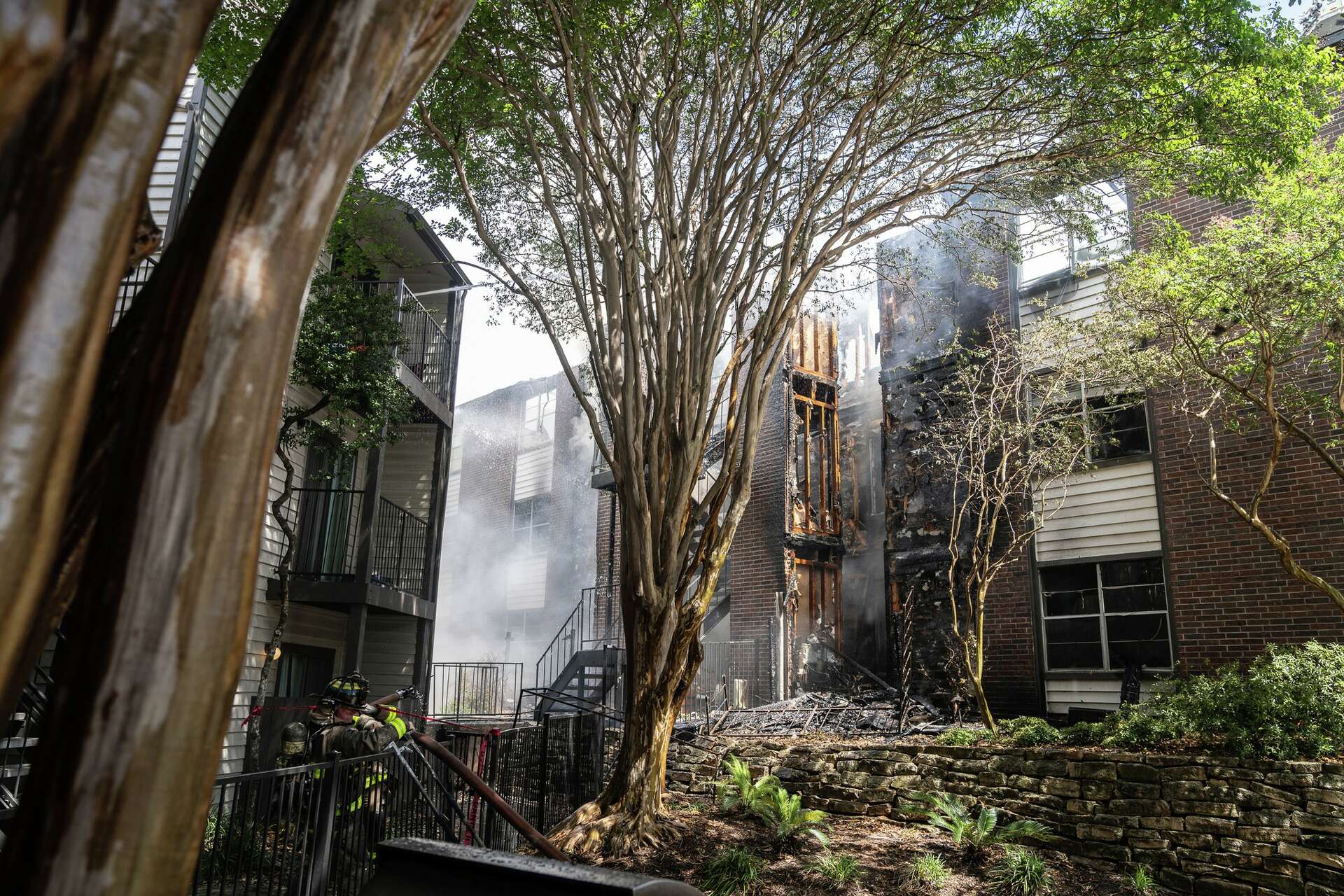 Massive San Antonio apartment fire leaves residents displaced