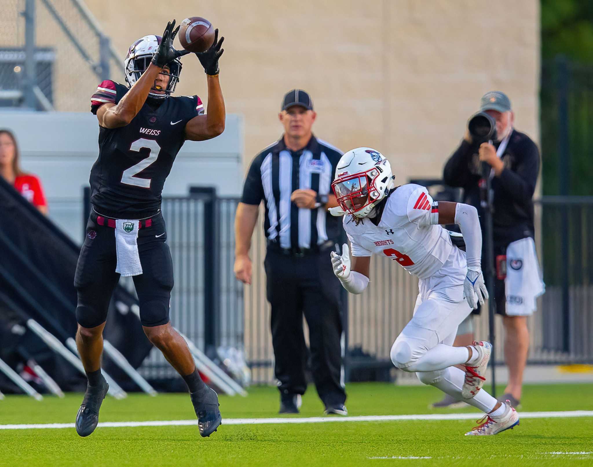 Harker Heights football defeats Weiss in opening district game