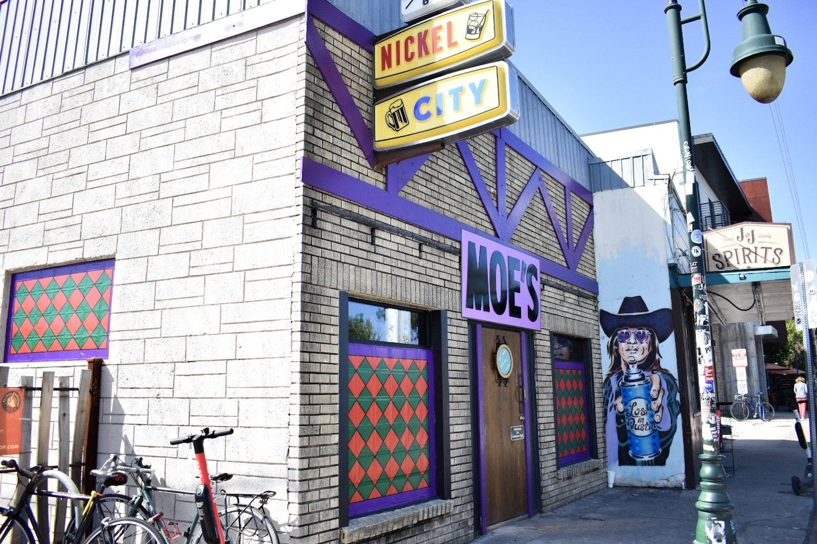 Texas bar turns into Moe's Tavern from 'The Simpsons' for Halloween