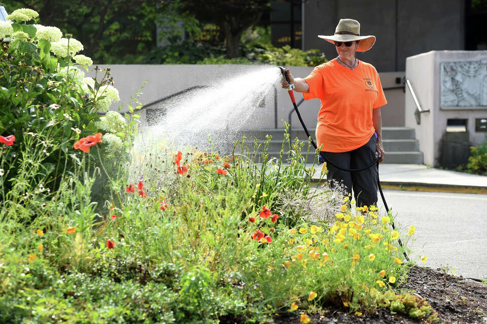 Sweltering heat descends on Connecticut for a second day Monday