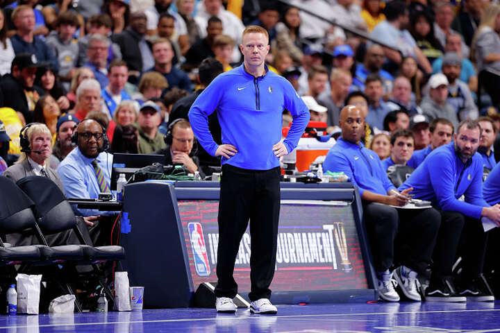Spurs hire assistant Sean Sweeney away from Dallas