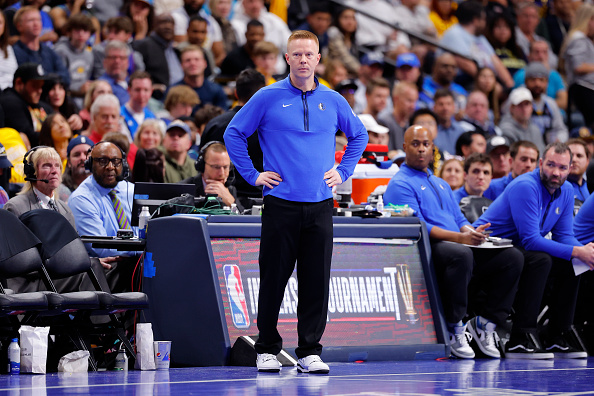 New Spurs assistants Sean Sweeney, Corliss Williamson get to work