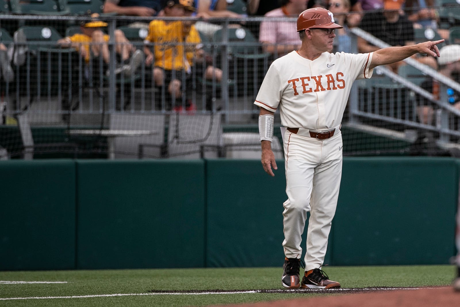 CWS notebook: Texas baseball keeps goin' forward as Longhorns prepare ...