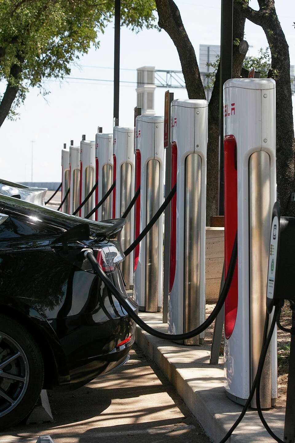 EV owners to pay $200 fee to register cars under new Texas law