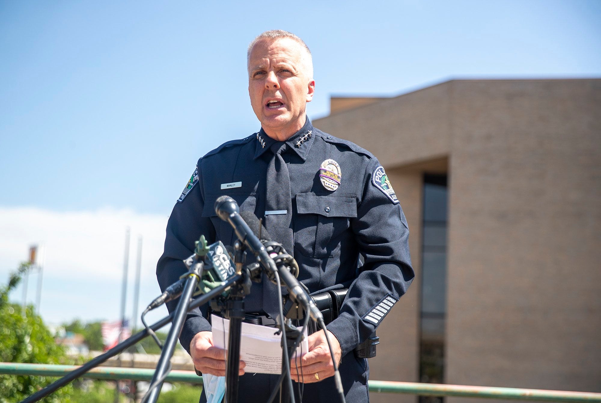 Austin police Chief Brian Manley tests positive for COVID-19