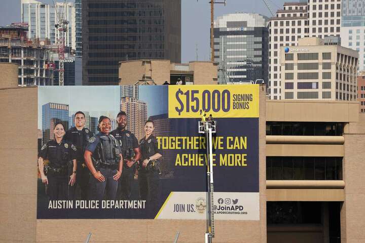 Austin police pilot community service officers for low-level 911 calls