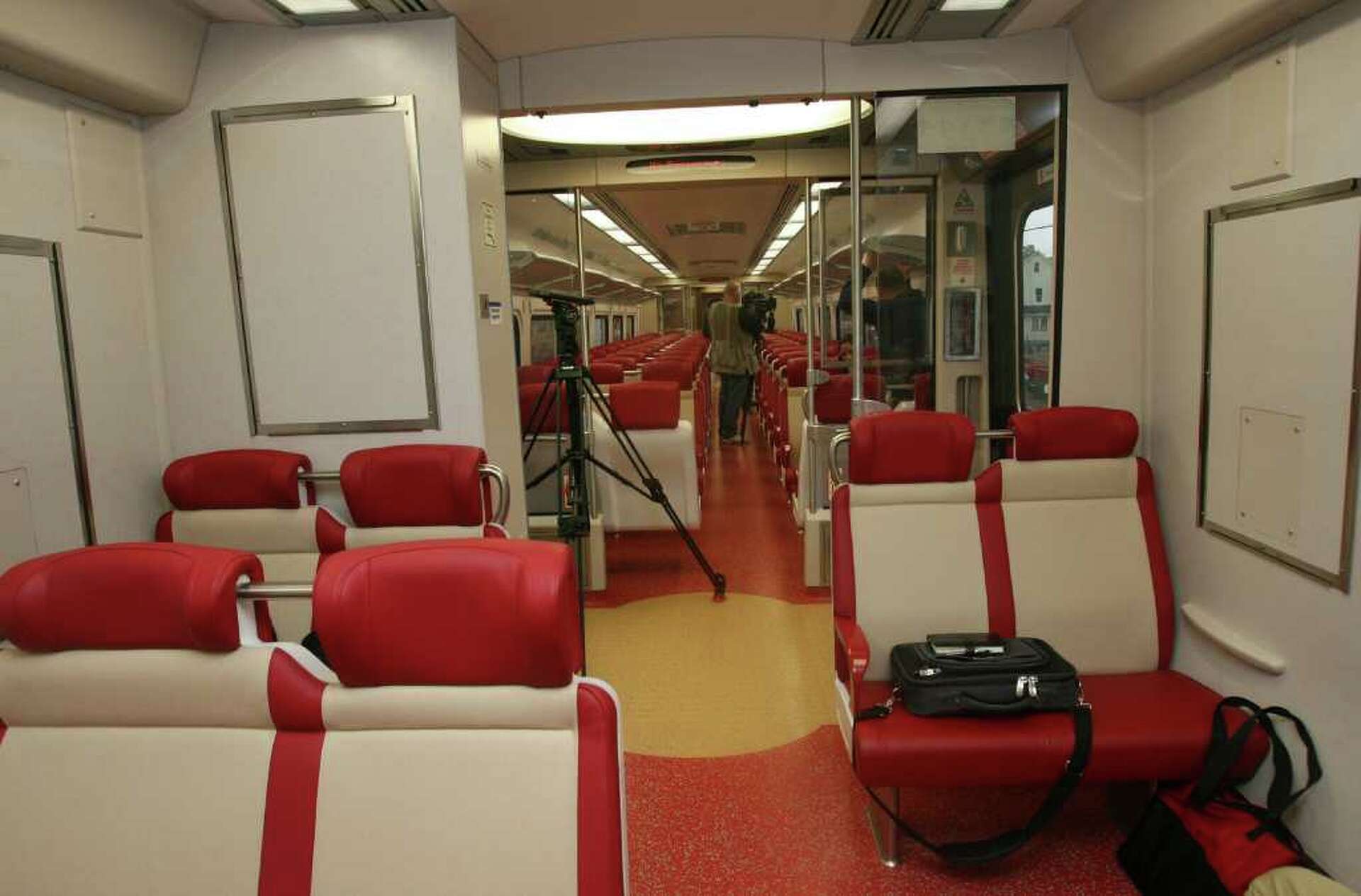 State, Metro-North mark 200th M-8 car