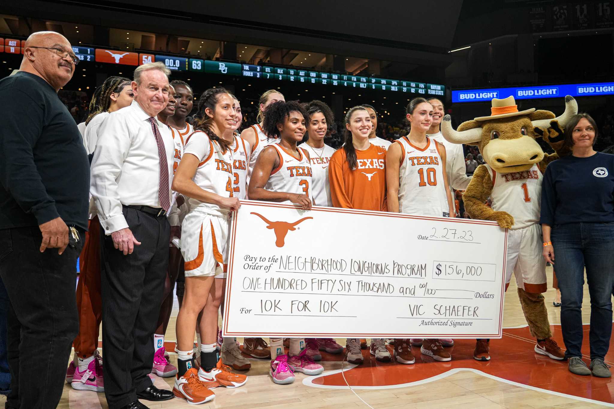Texas awards scholarship to sophomore basketball player Sarah Graves