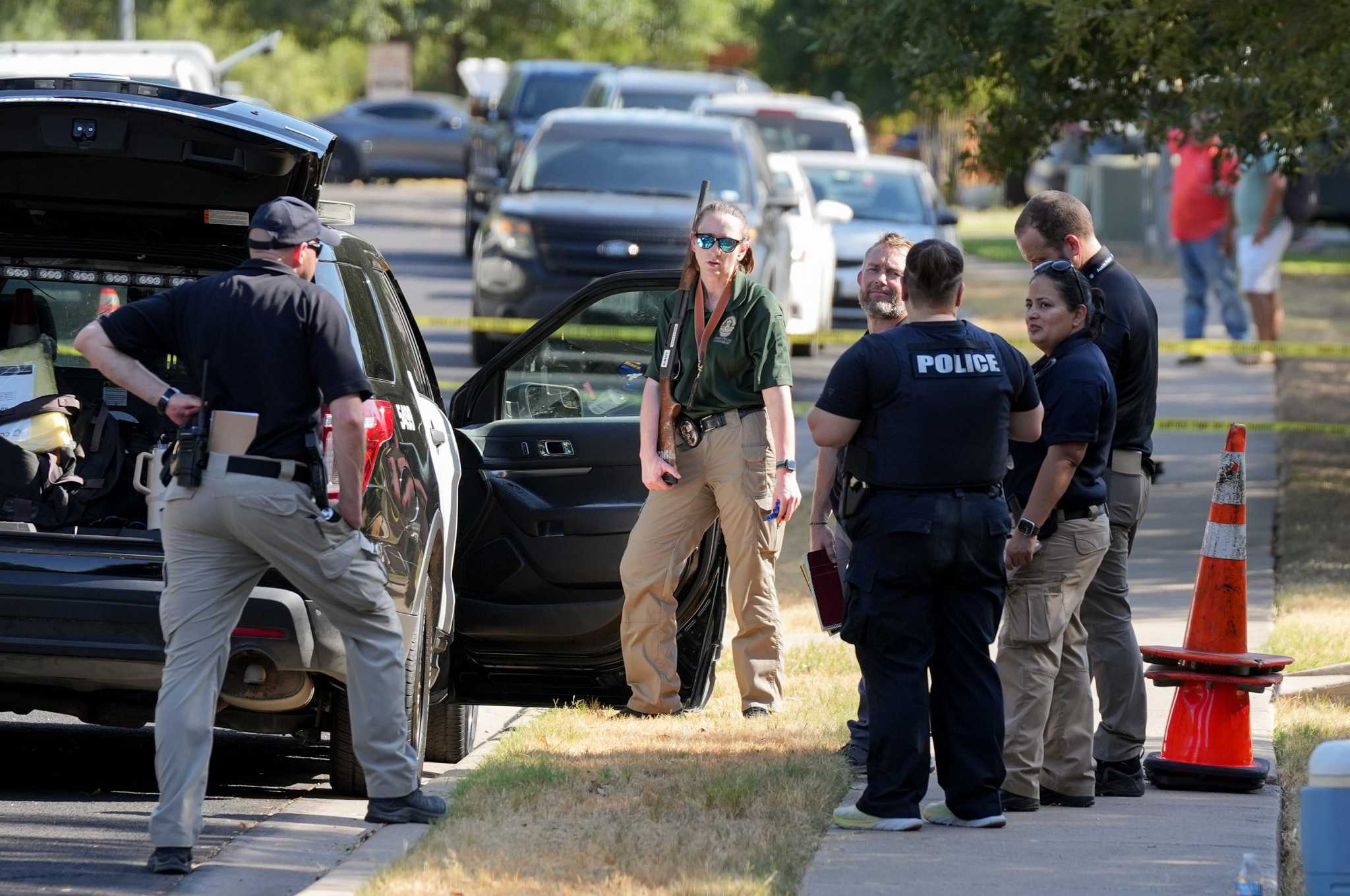Police officer injured, man in custody after shooting in South Austin