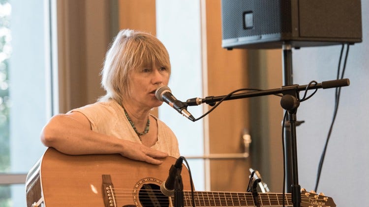 Musician Sara Hickman brings Smithville residents, police together
