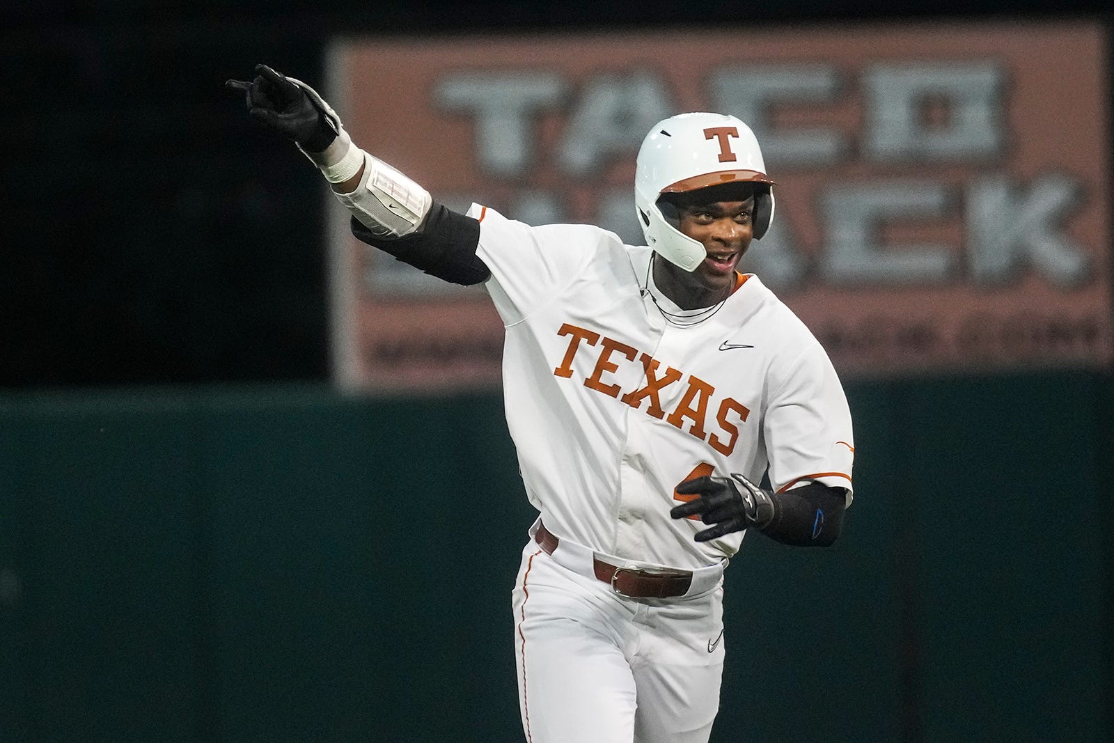 Texas opens Big 12 baseball series with blowout of West Virginia