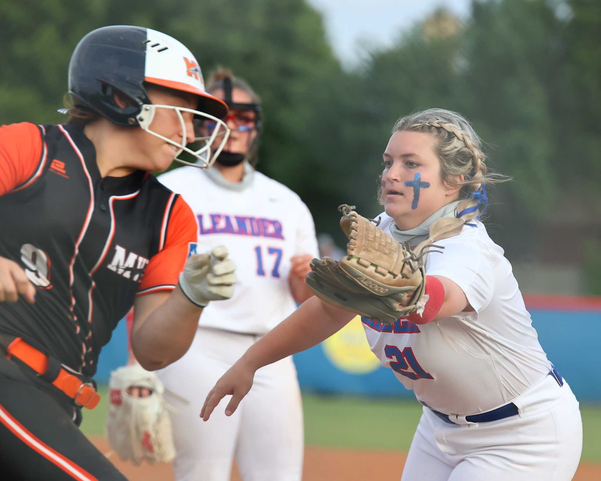 Leander uses small ball to take series lead over Medina Valley