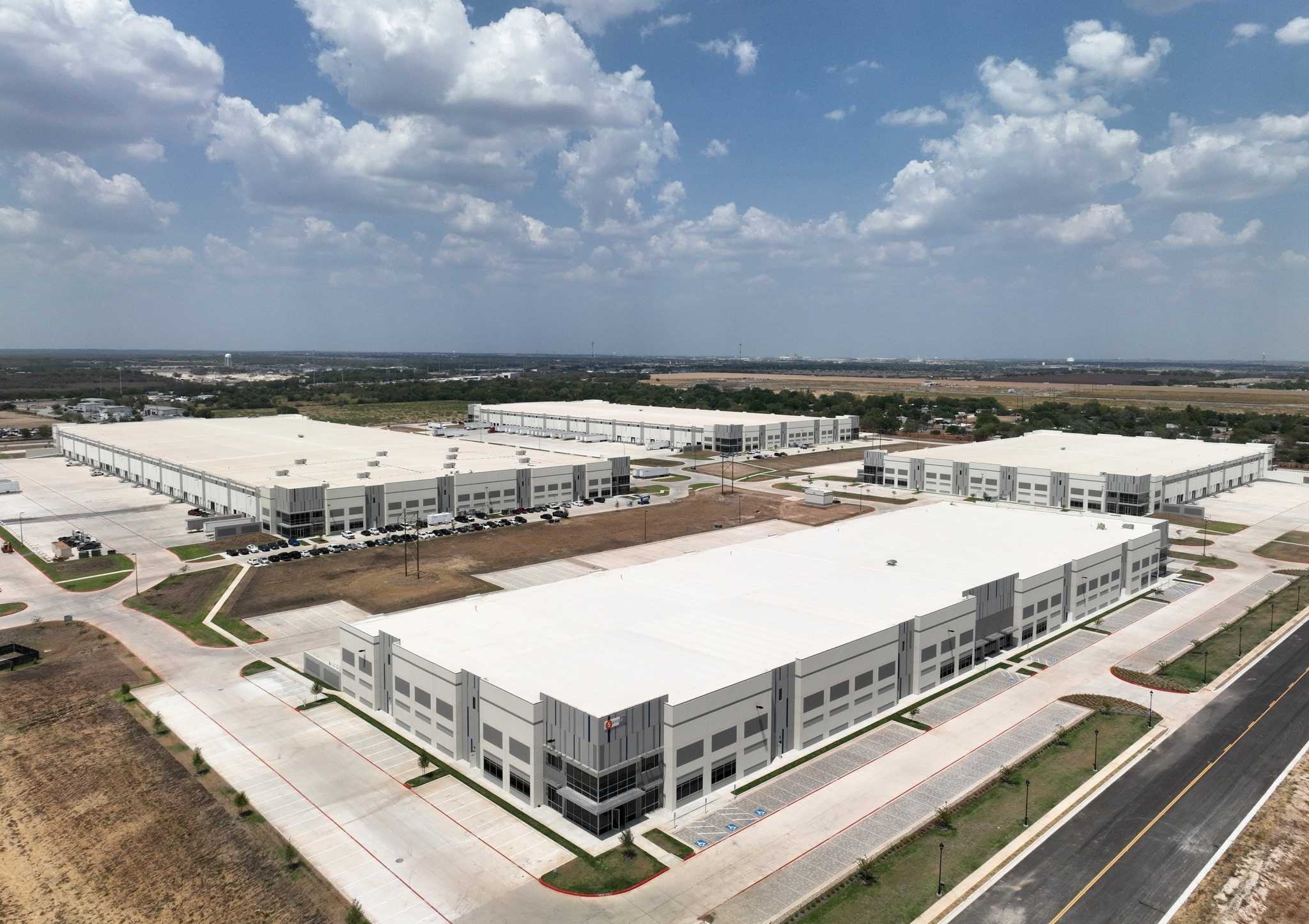 Tesla rolls into Kyle: EV maker to lease 1 million square feet in three ...