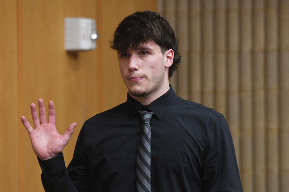 Witness quotes murder suspect Raul Valle saying 'Where is your knife?'