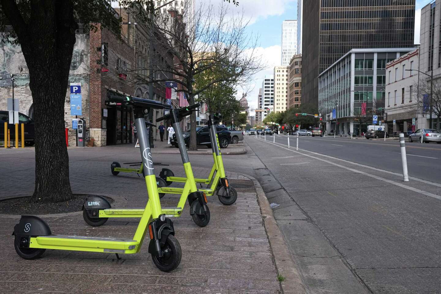 Man dies in scooter crash near UT as Austin cracks down on e-scooters