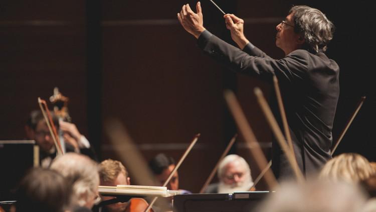Austin Symphony conductor Peter Bay celebrates 25 years