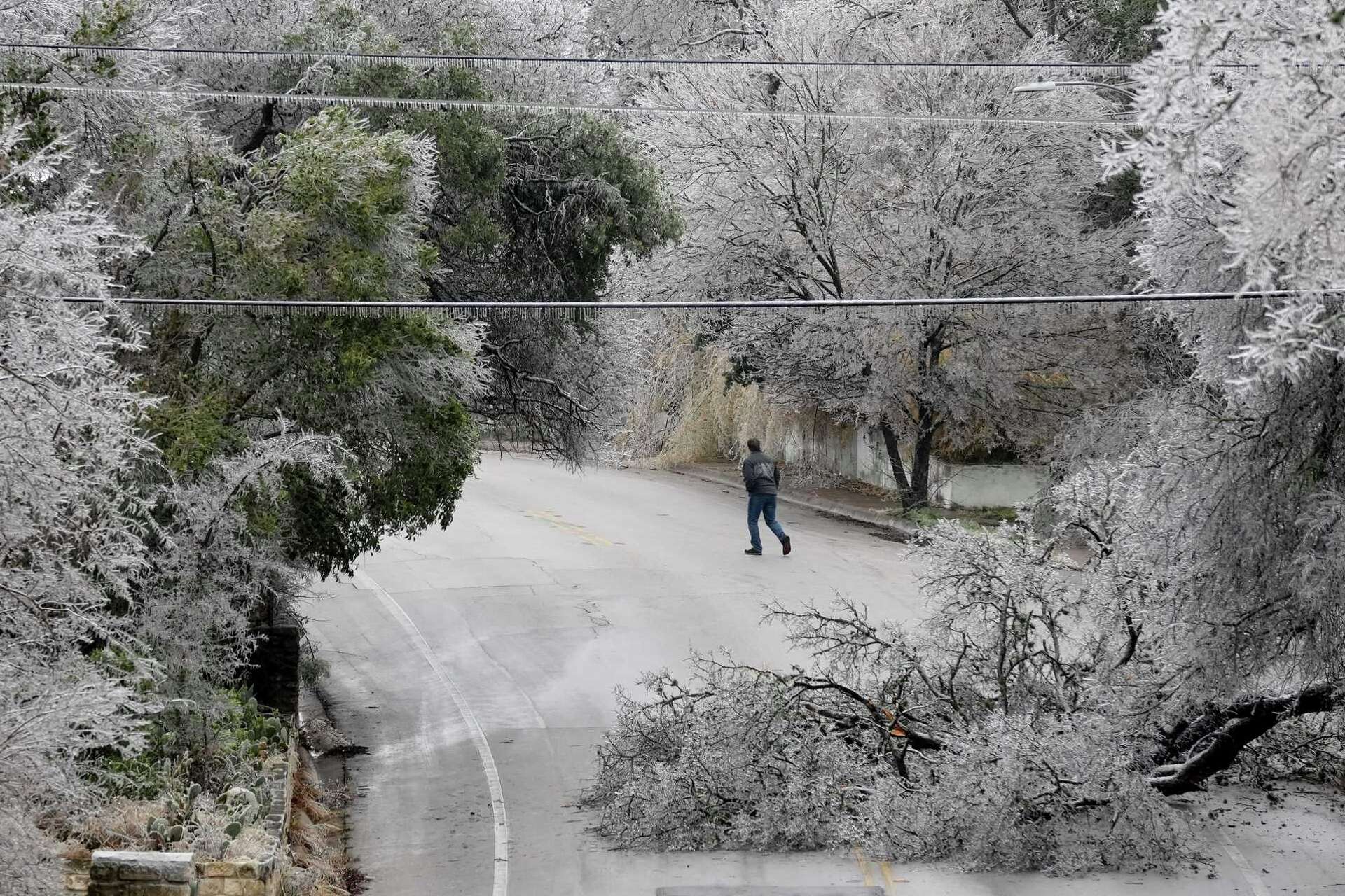 How do Austin-area schools decide on winter weather closures?