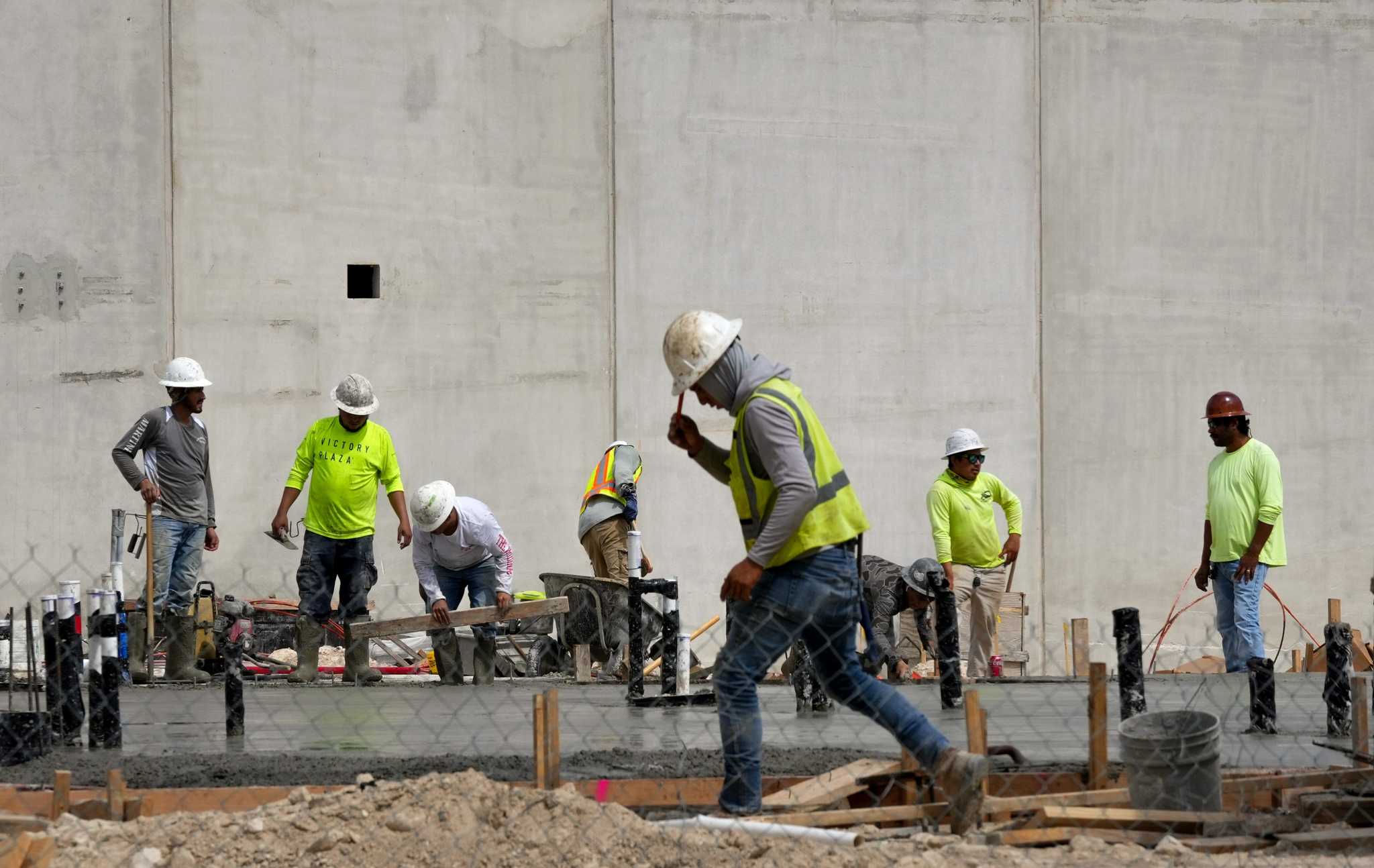 Conditions still bad for Texas construction workers, report finds