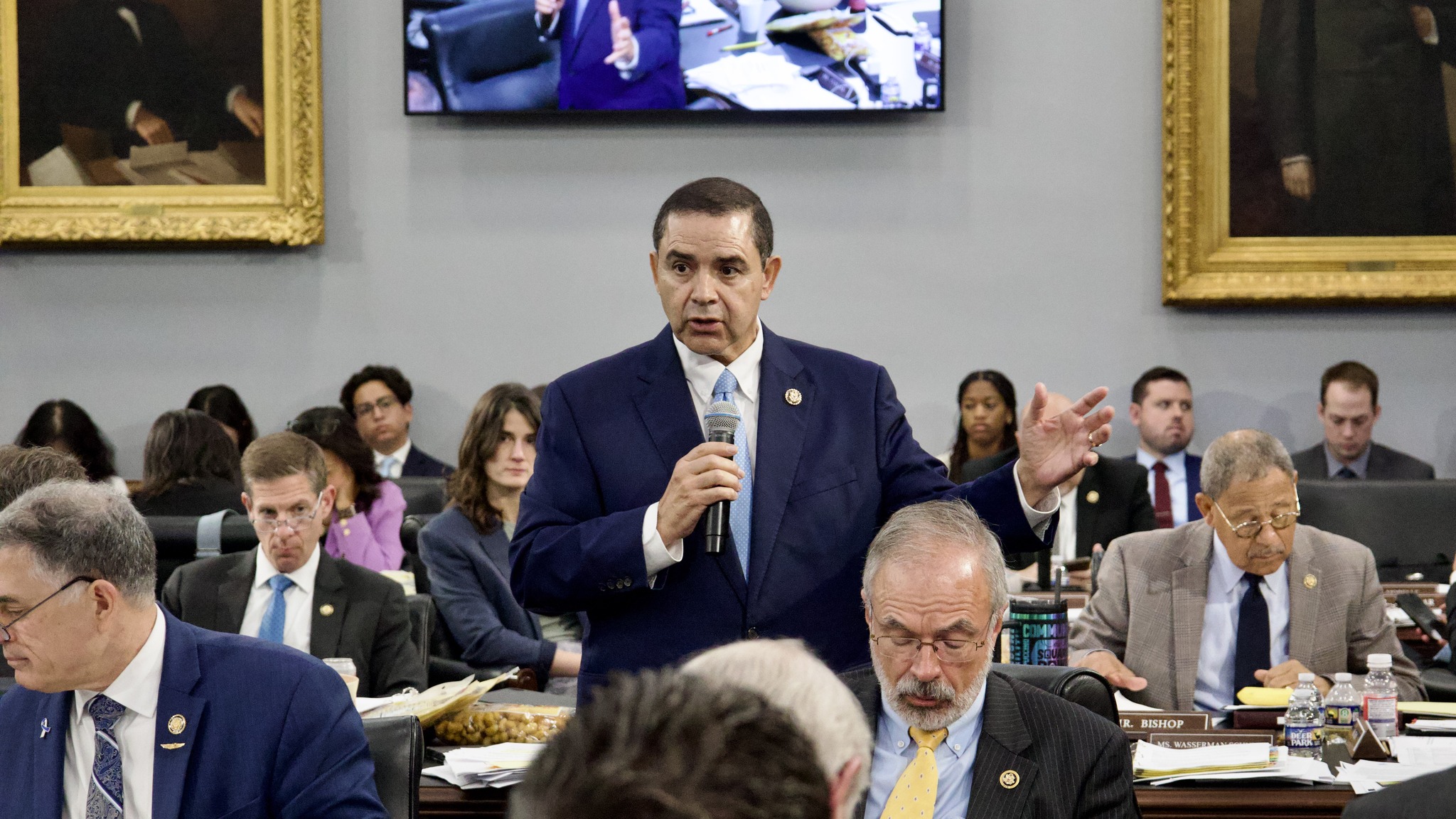 'West Wing' actor Timothy Busfield turns himself in to face child sex ...