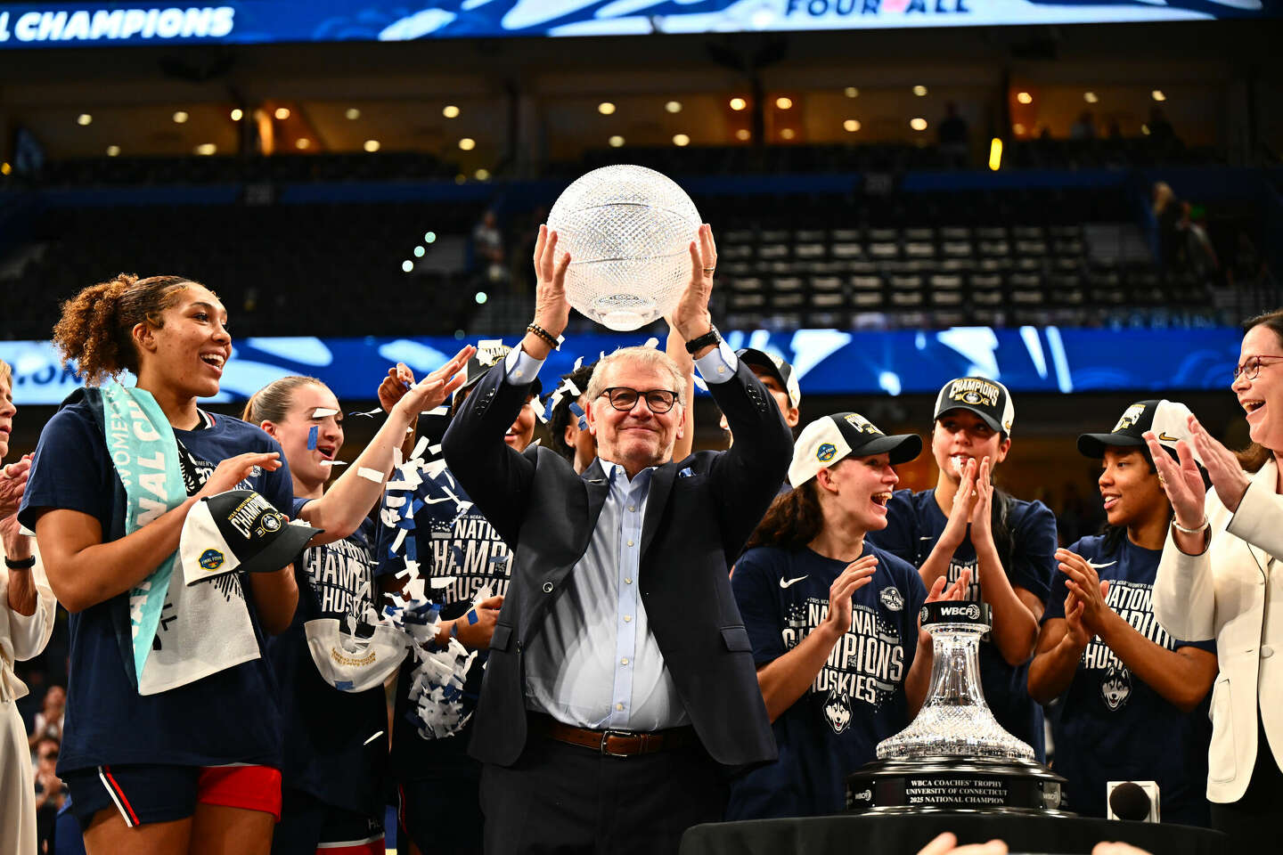 Mike Anthony: UConn's Geno Auriemma is back on his throne