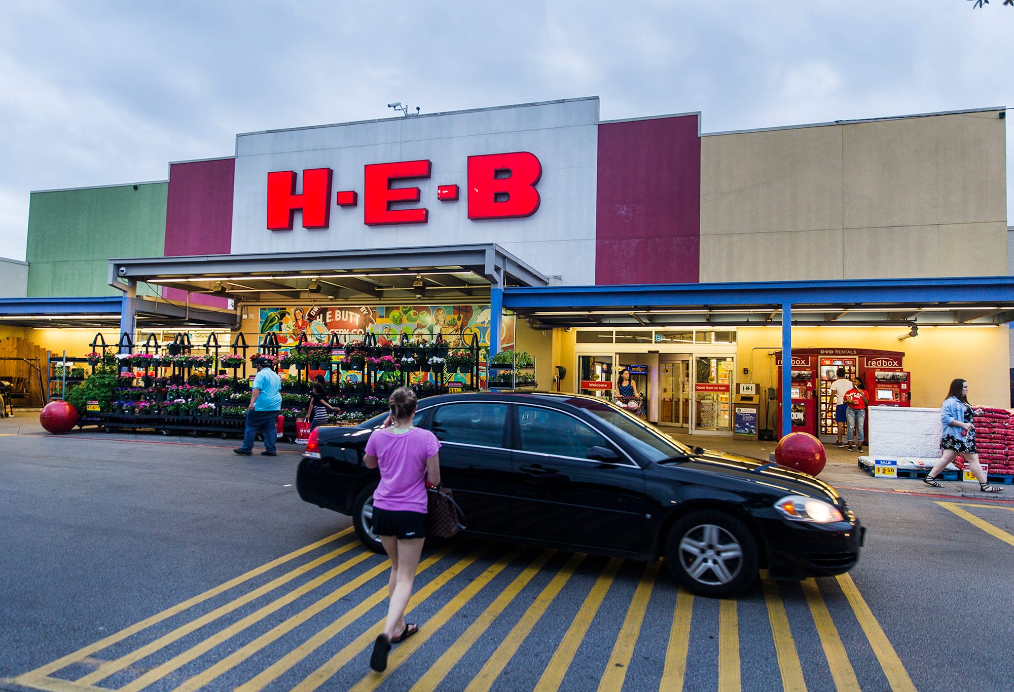 What's closed on Easter Sunday? Are banks, USPS and stores open?