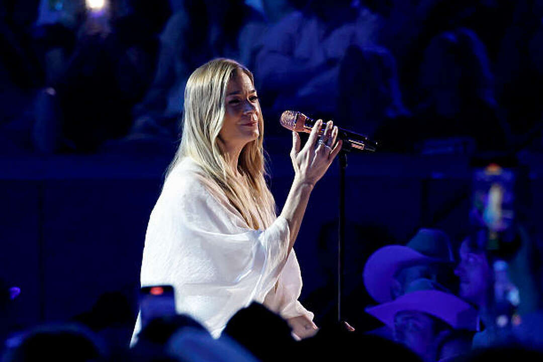 LeAnn Rimes' teeth fall out mid-performance during Washington concert