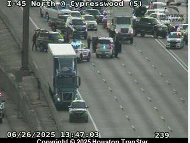 Gun-wielding woman causes chaos on Texas highway after crash