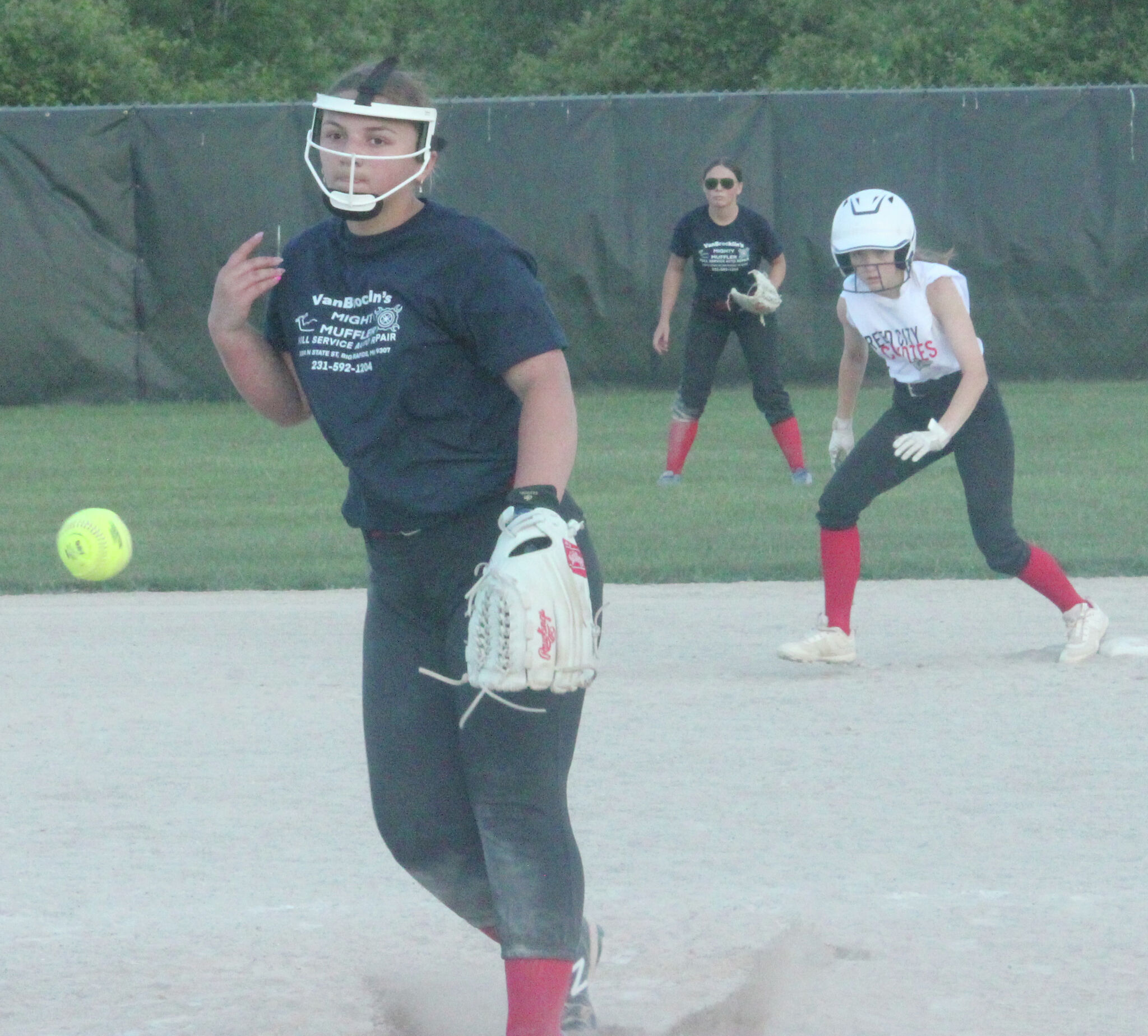 Reed City softball girls sweep Big Rapids
