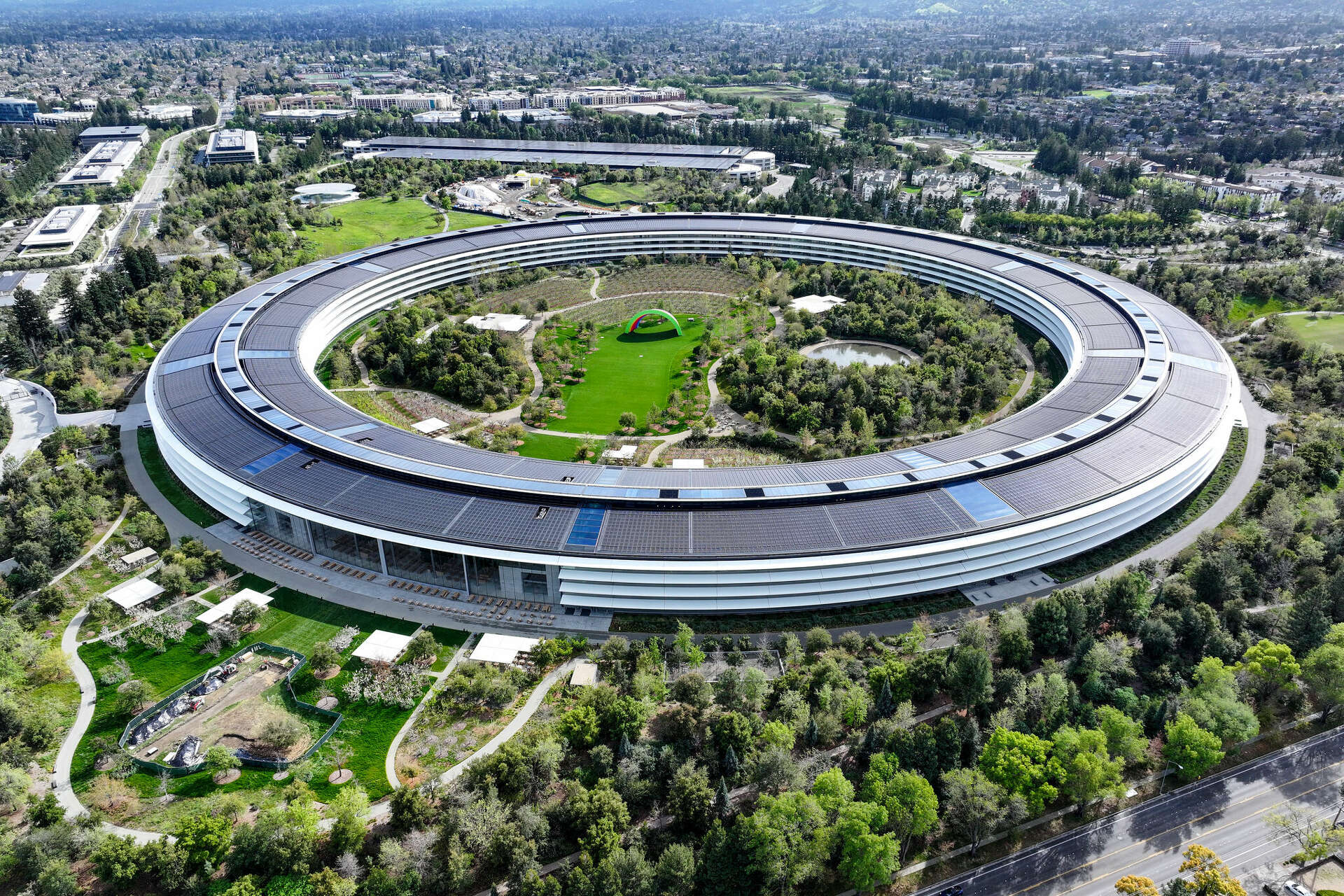 Apple drops $517 million on Bay Area real estate in one week