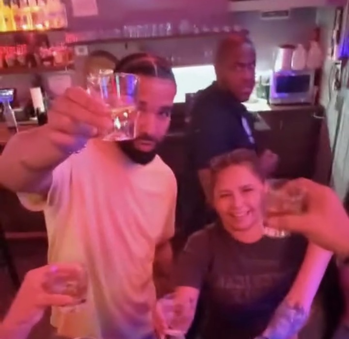 Drake surprises fans at small-town Texas dive bar