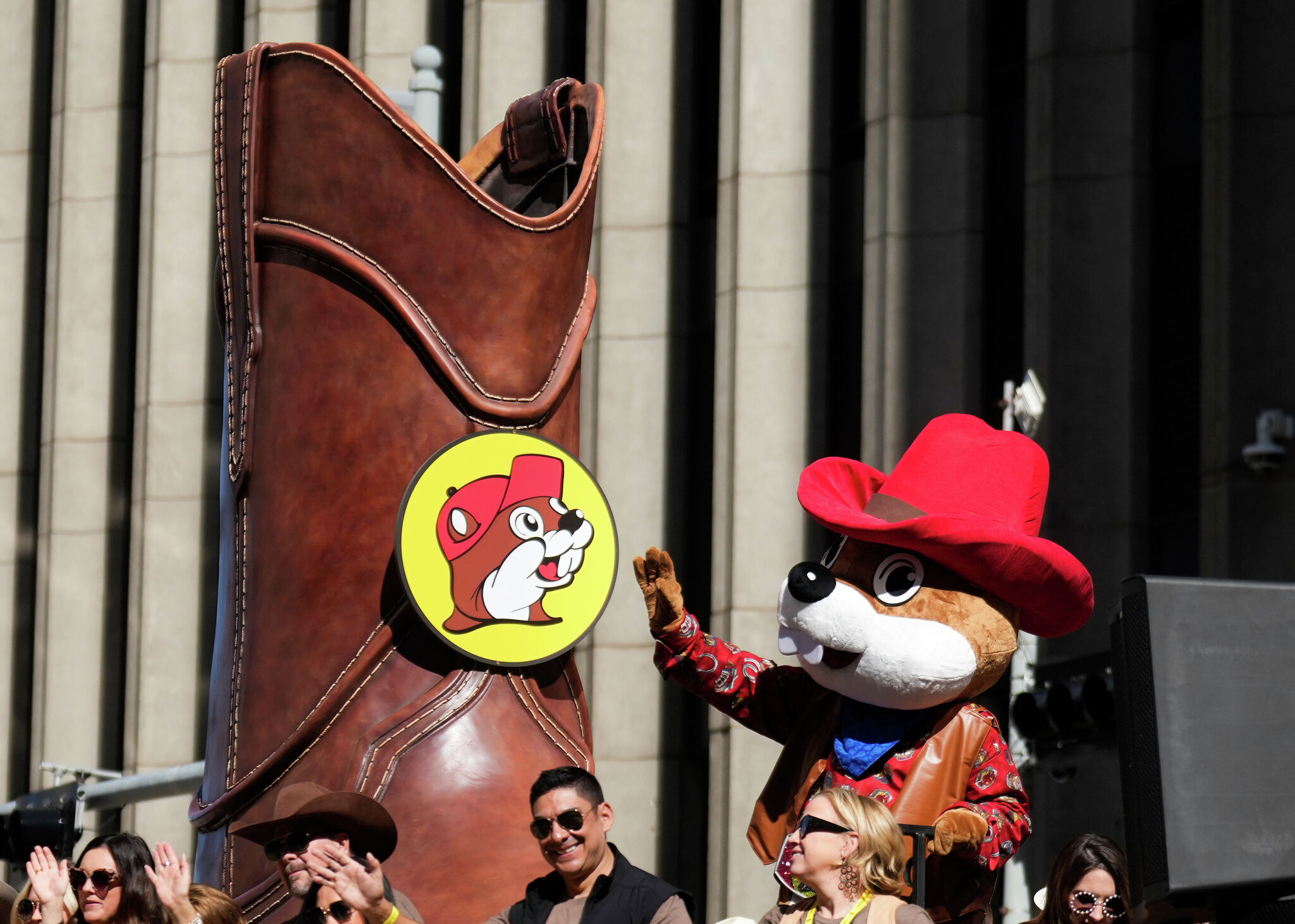 Buc-ee the Beaver side-eyes customer in now-viral video