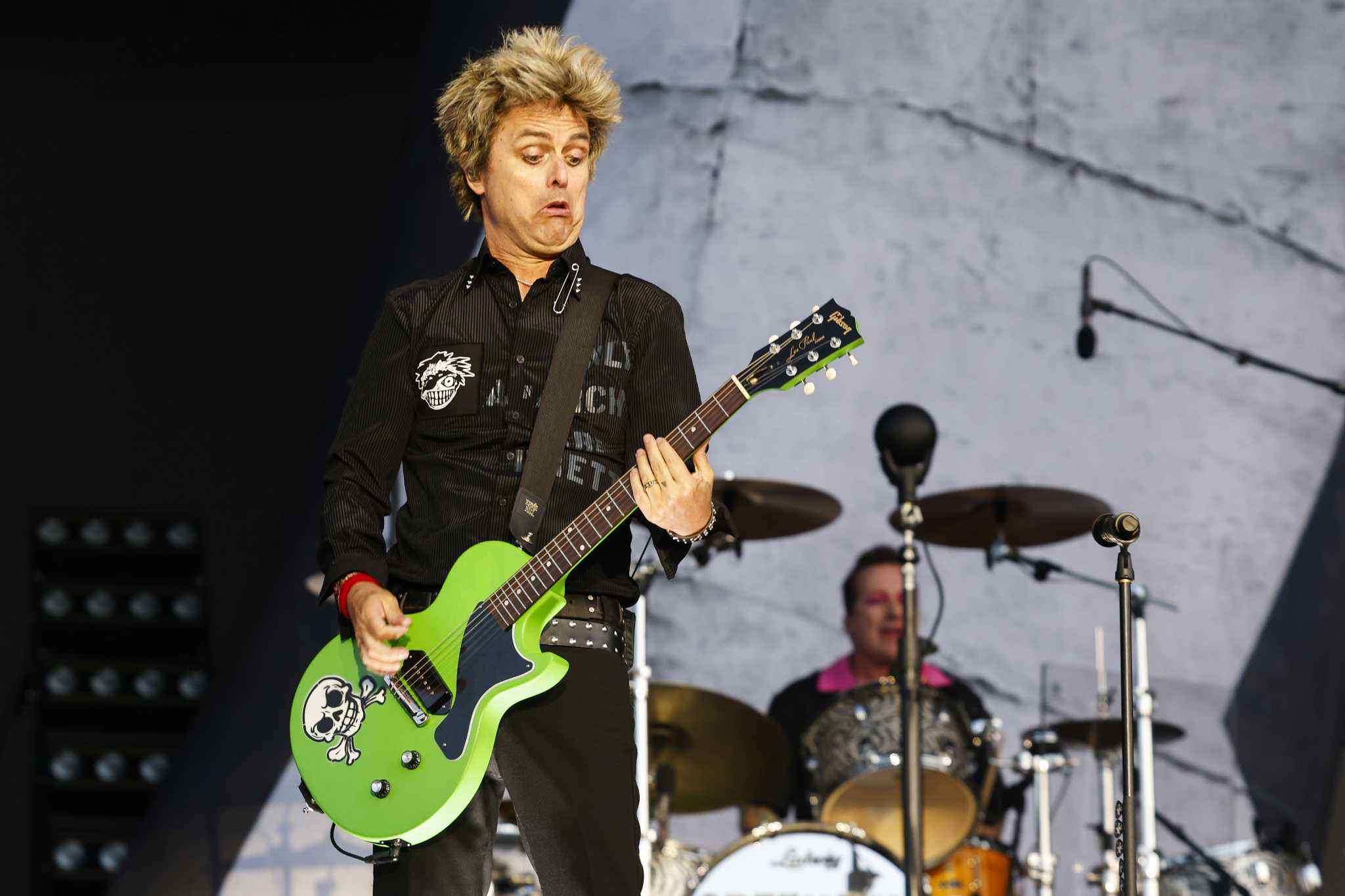 Billie Joe Armstrong Kicks Fan Offstage For Playing “wonderwall”