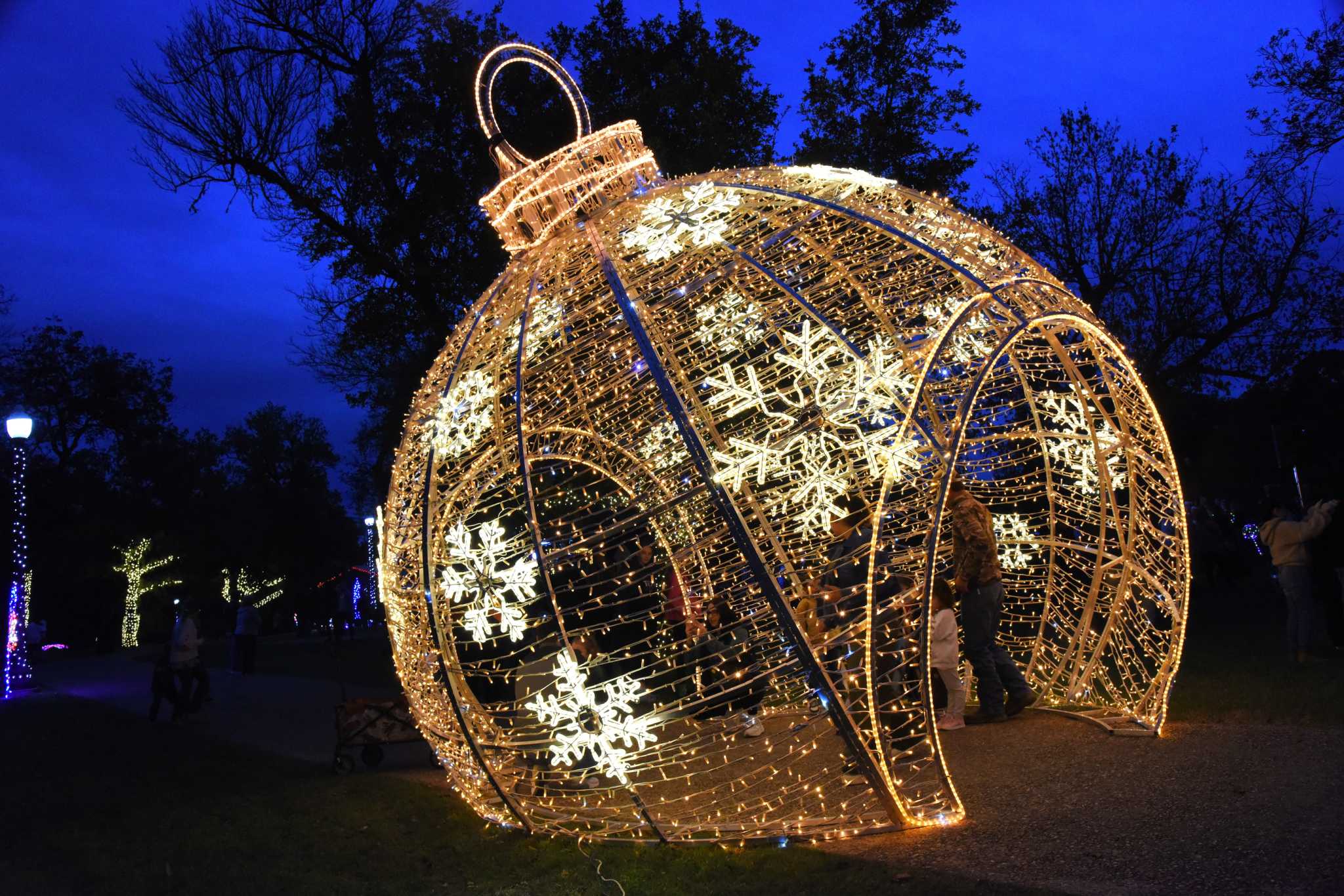 Tree lighting kicks off Christmas season in Bastrop