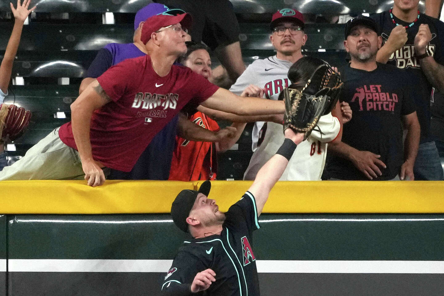 D-backs fan brags about SF Giants home run interference, gets banned