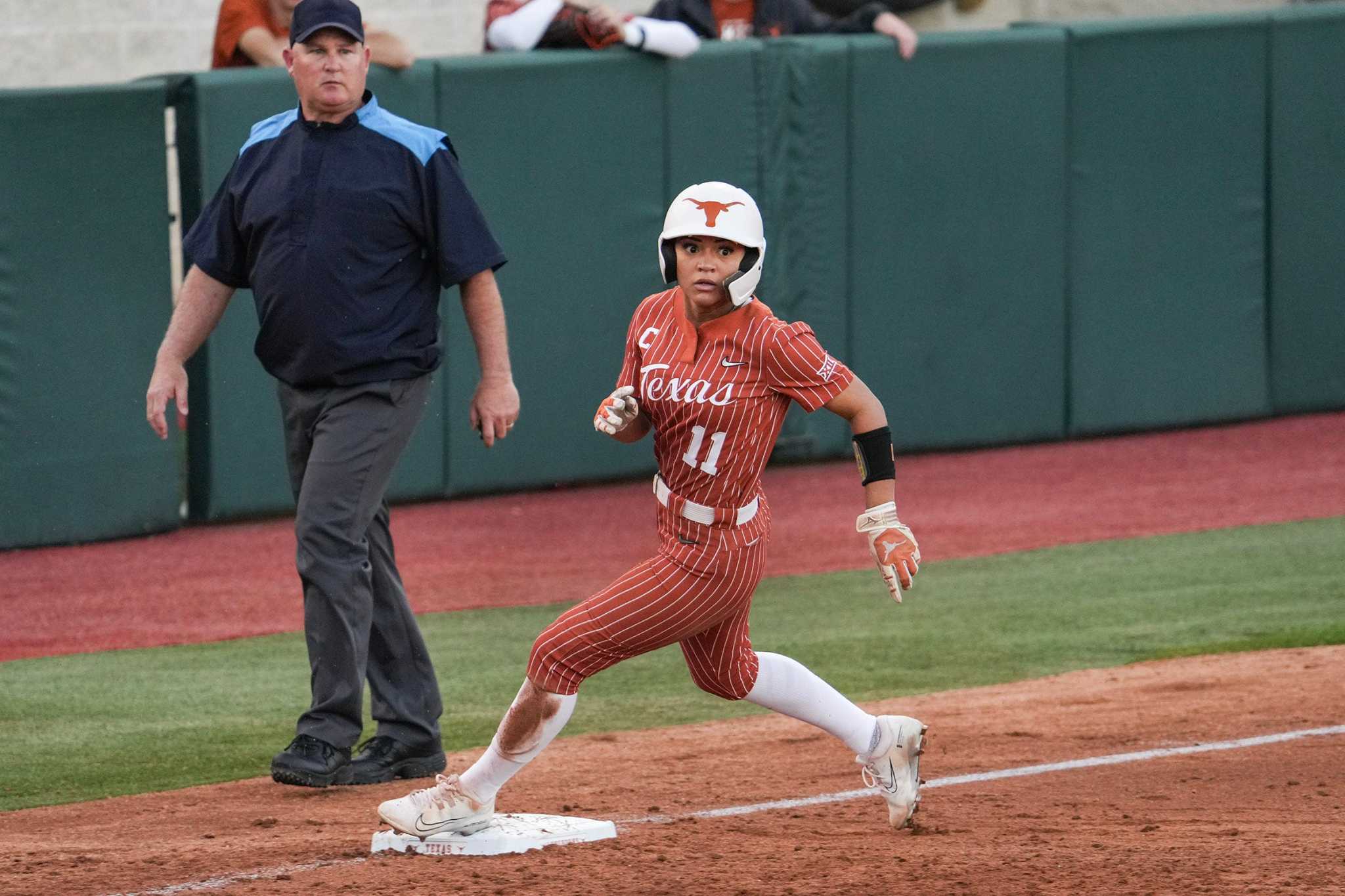 WATCH: Texas softball's Alyssa Washington's dives for win vs. Stanford