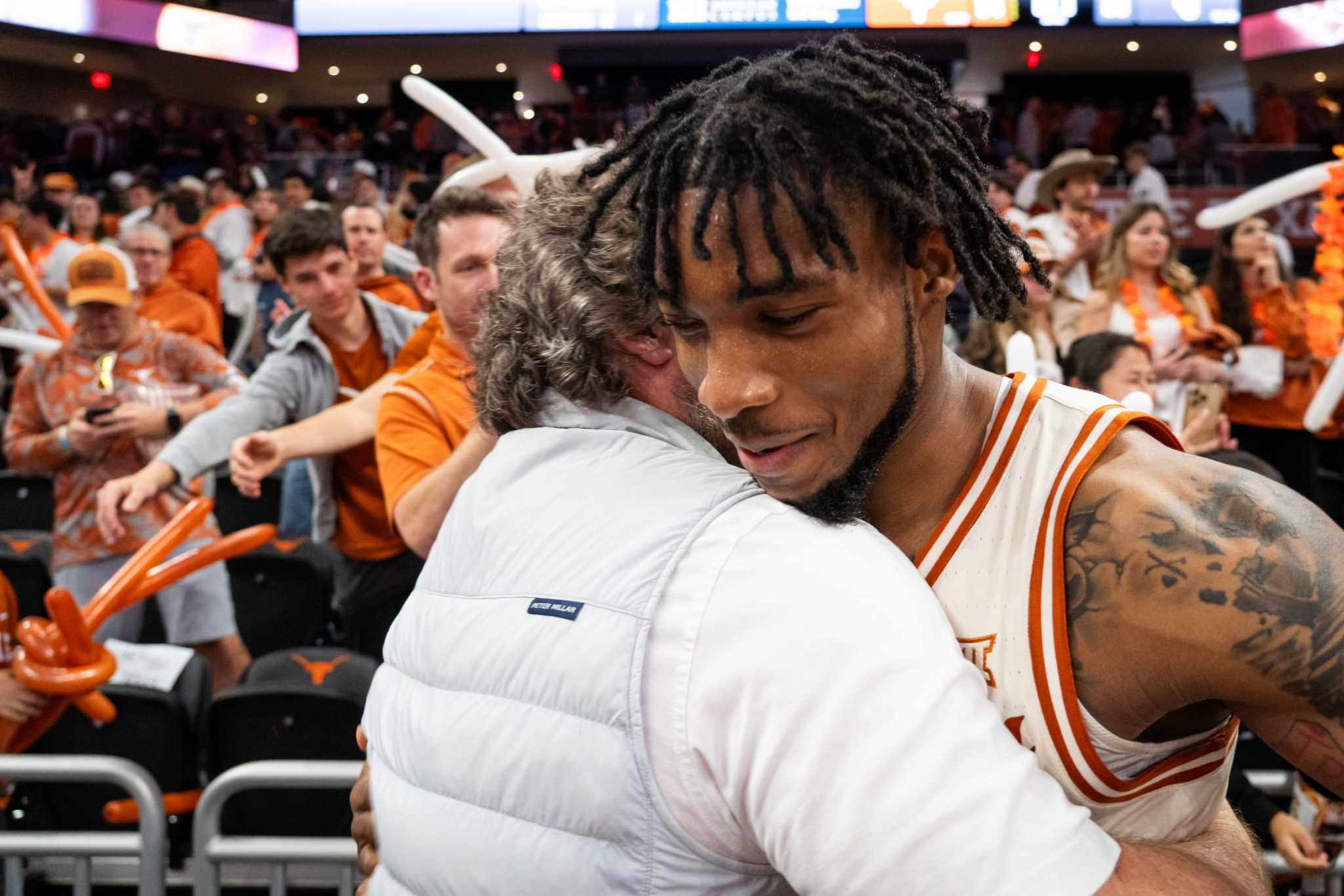 Texas baskteball's Tyrese Hunter overshadows seniors, crushes Oklahoma