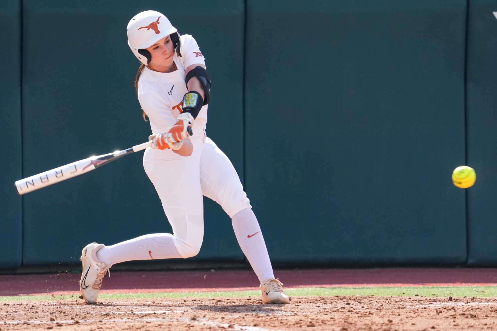 Texas softball beats Texas Tech, moves into tie for first in Big 12