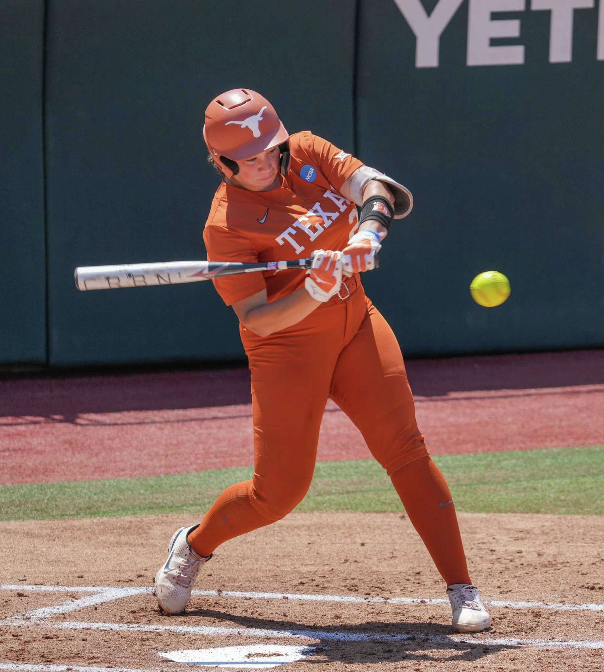 Who is Teagan Kavan? Stats and more on Texas softball freshman pitcher