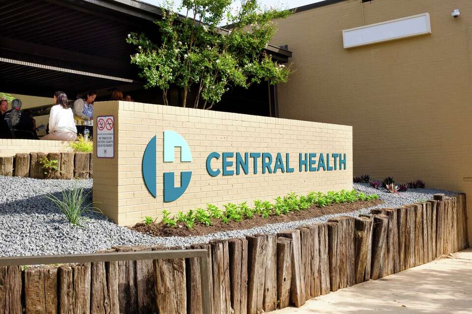 See the grand opening of Central Health's Rosewood-Zaragosa Clinic