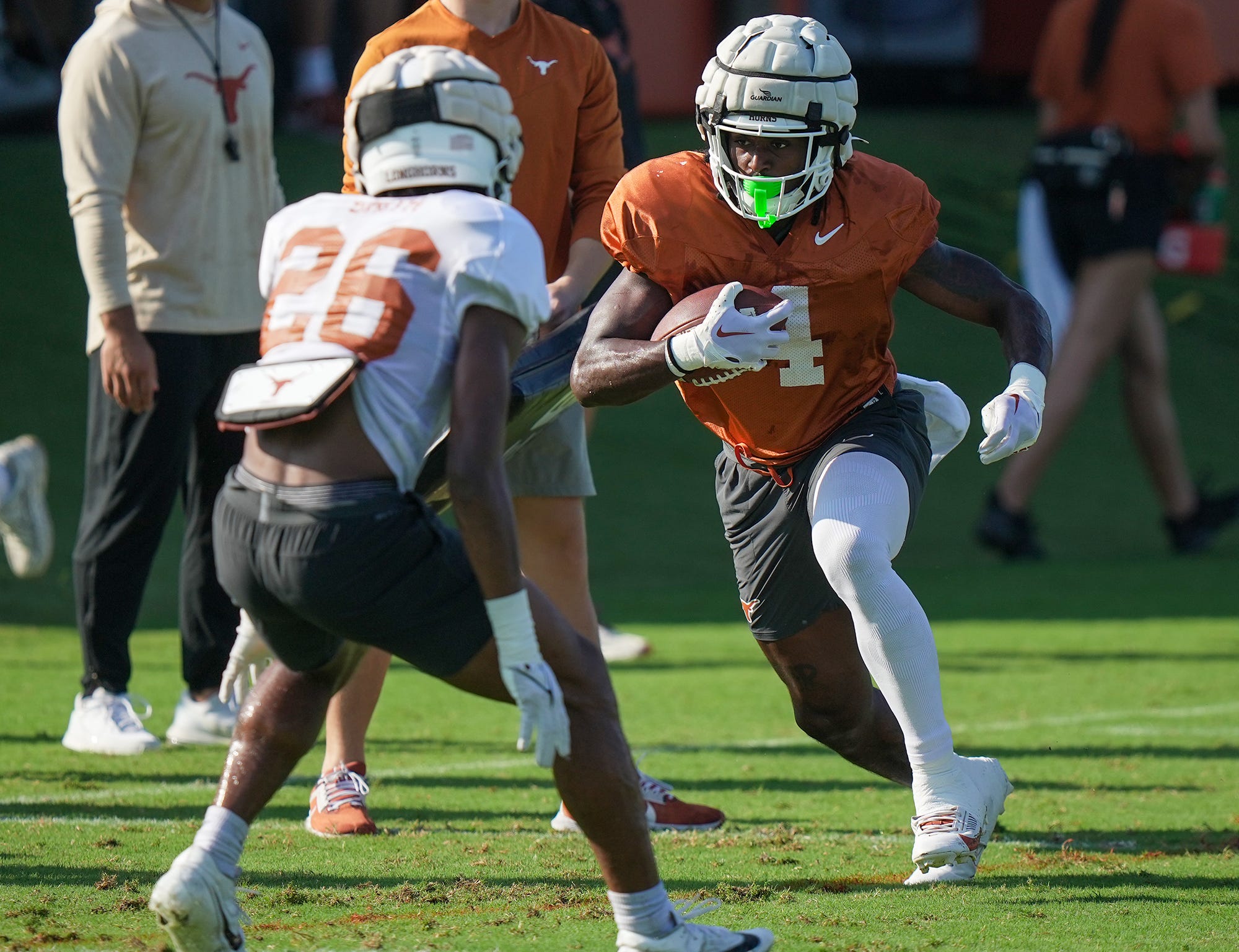 Texas football RB CJ Baxter reportedly suffers an injury in practice ...
