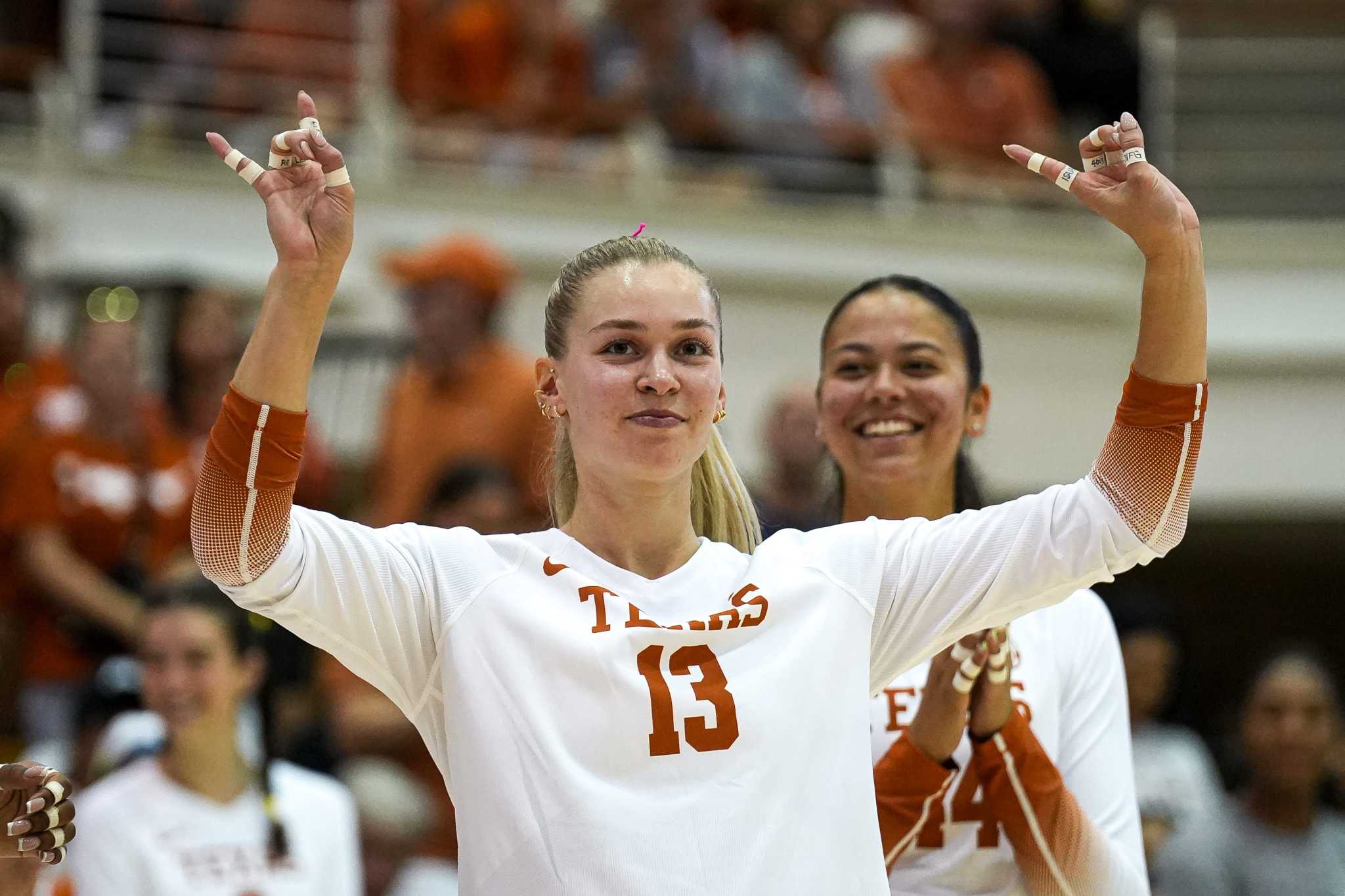 No. 1 Texas volleyball team opens season with win over No. 3 Wisconsin