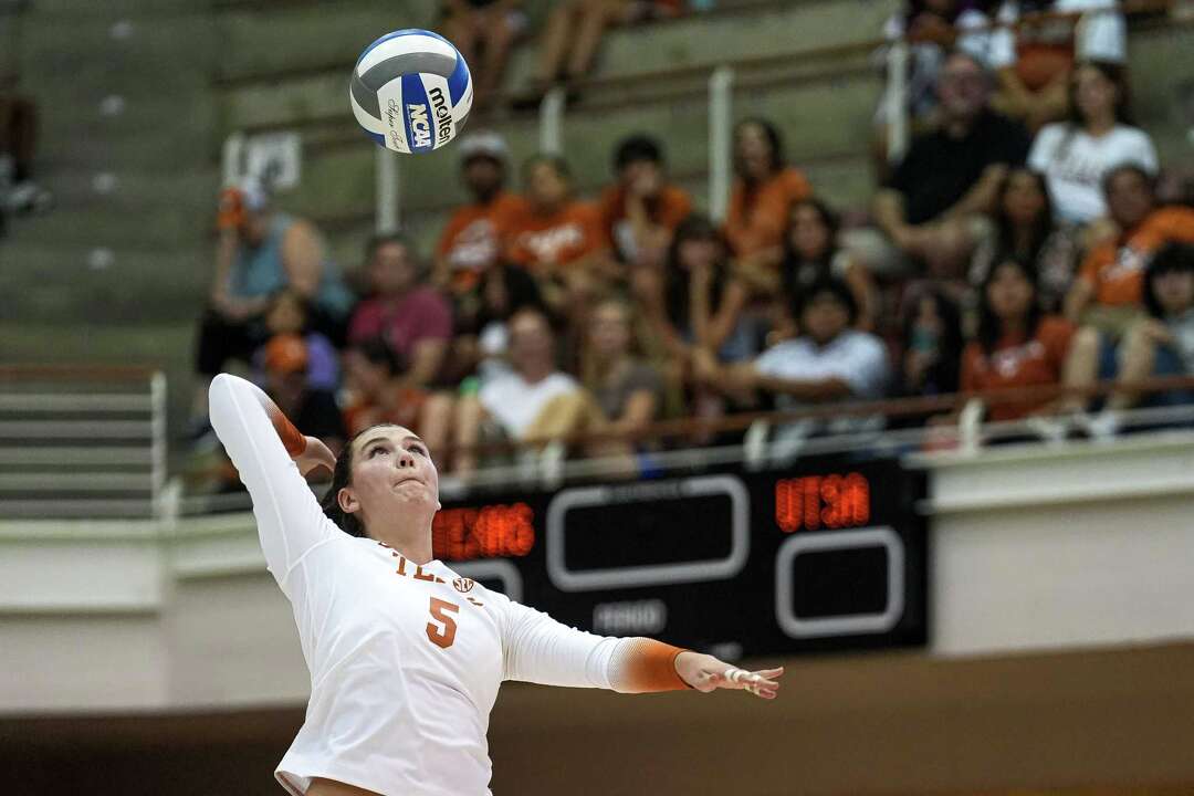 No. 1 Texas volleyball team opens season with win over No. 3 Wisconsin