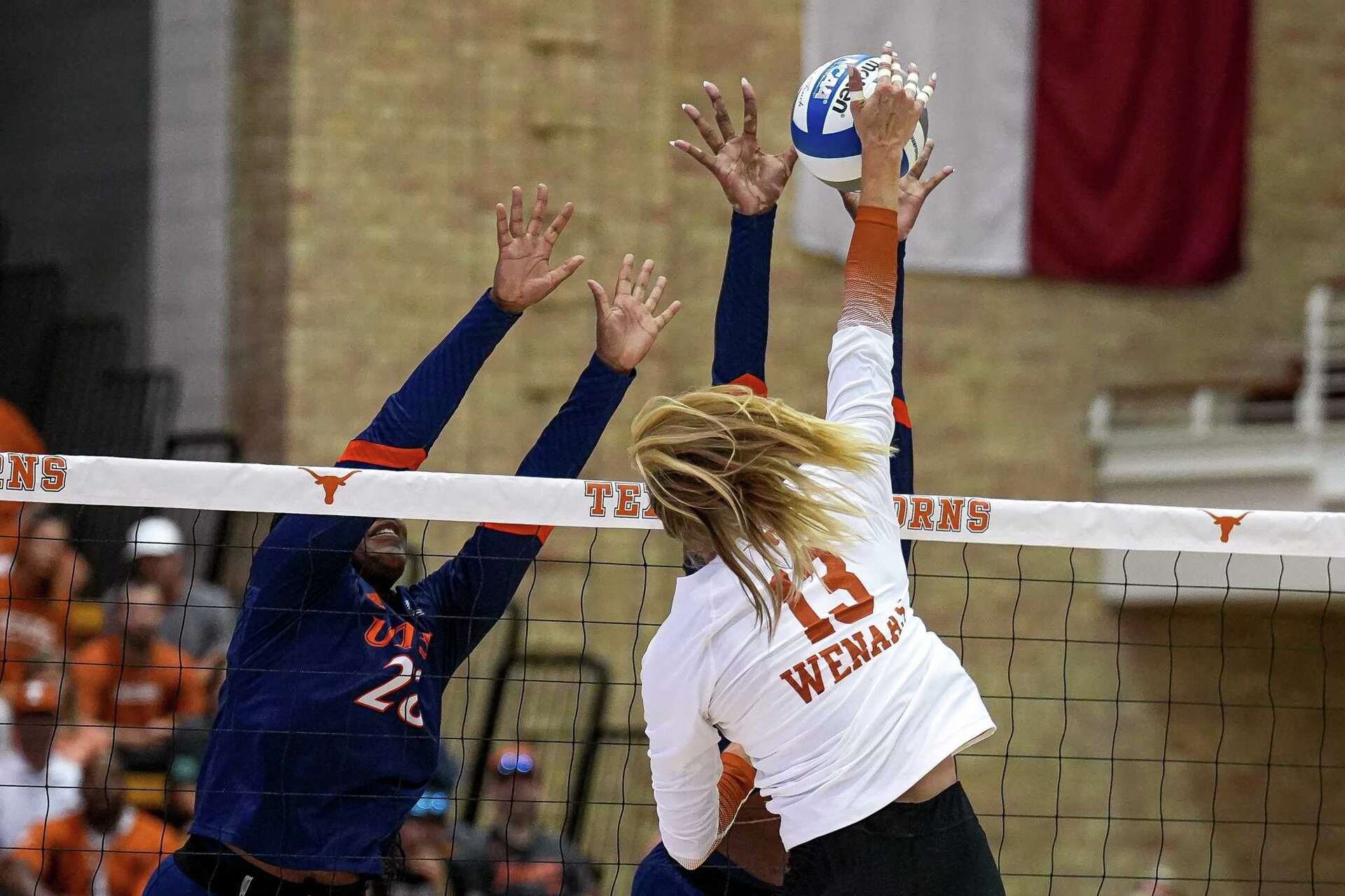 Texas volleyball: Setter Averi Carlson entering transfer portal